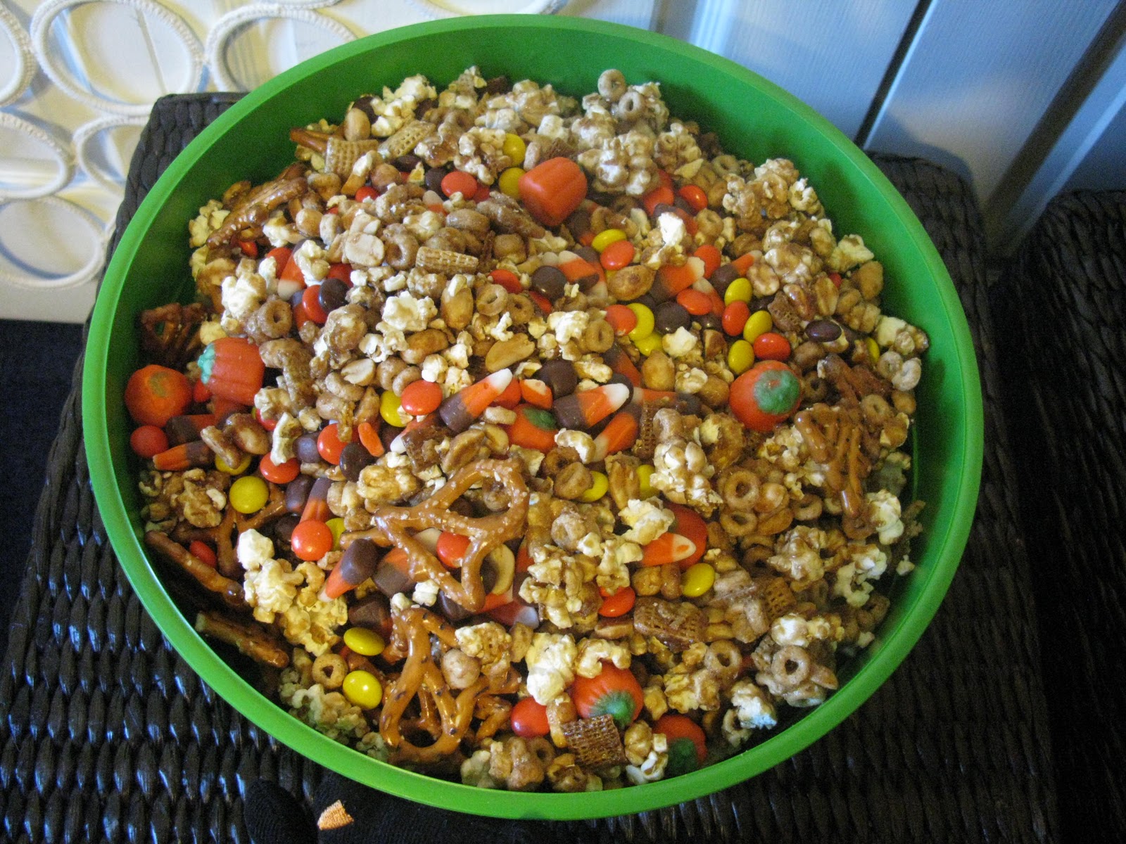Miss Kris Kitchen: Kris' Caramel Fall Snack Mix