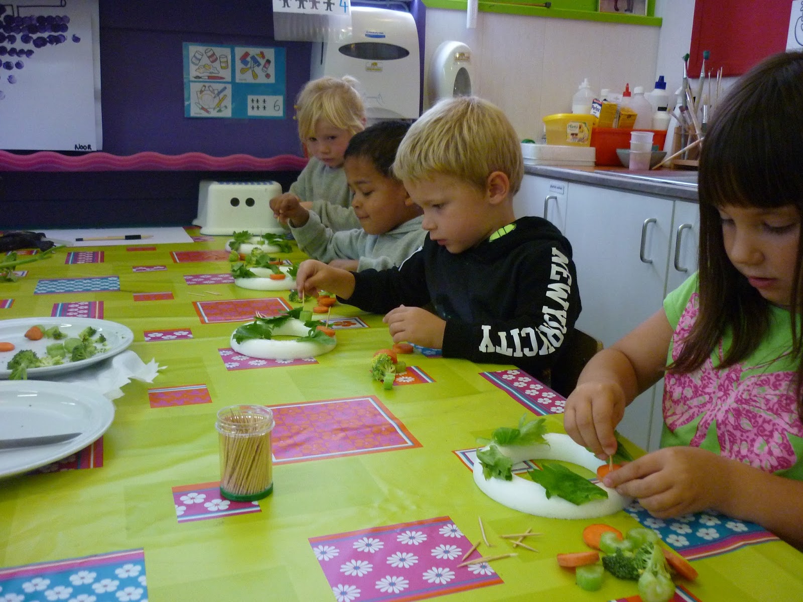 de vlinder- en rupsenklas: maken van een groentenkrans met het ...