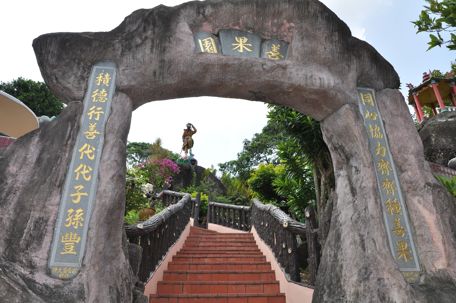 Sungai Siput Boy: Pekan Broga: Gigantic Monkey God at Sak dato Temple ...