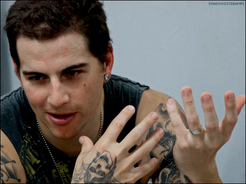Fakta-fakta Menarik Seputar M. Shadows ~ ₪ INSENIA ID Fakta-fakta Menarik Seputar M. Shadows ~ ₪ INSENIA ID