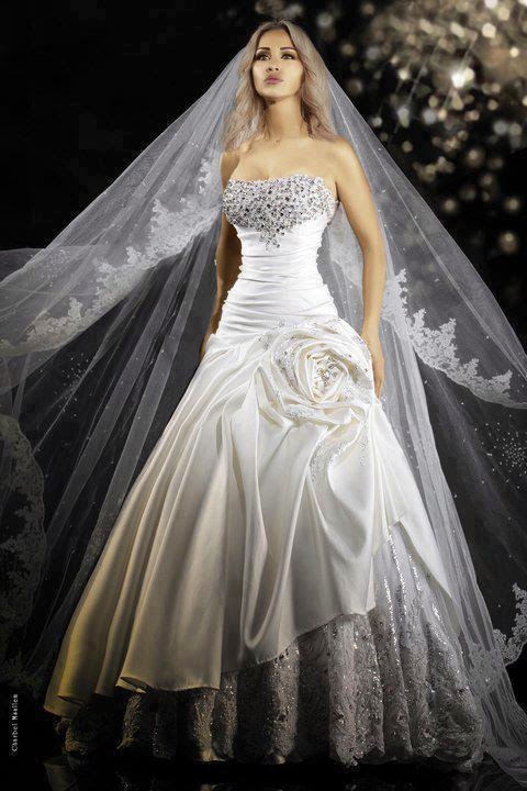 MAVAZI YA HARUSI: Kwa vazi hili lazima bibi harusi apendeze