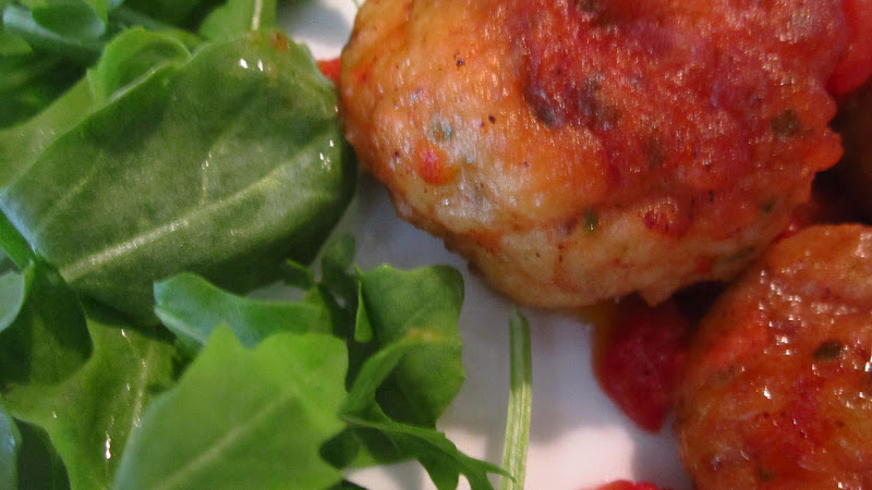 Polpette di pesce Pangasio con pomodoro e ricotta da i cuochi di ...