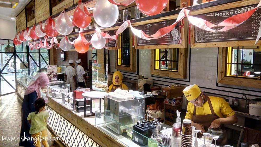 Me Time Seru di Mokko Factory Donut and Coffee Bangkalan - Riska Ngilan