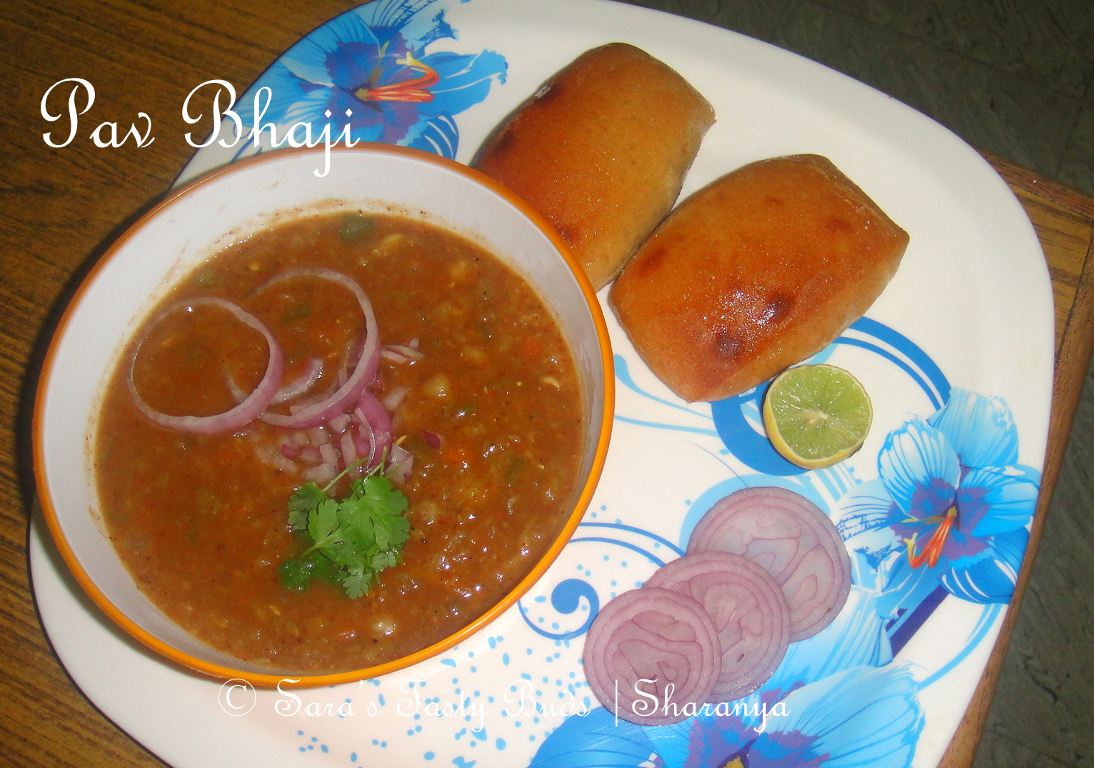 SARA'S TASTY BUDS: Pav Bhaji / Bread served with Spicy Vegetable Gravy