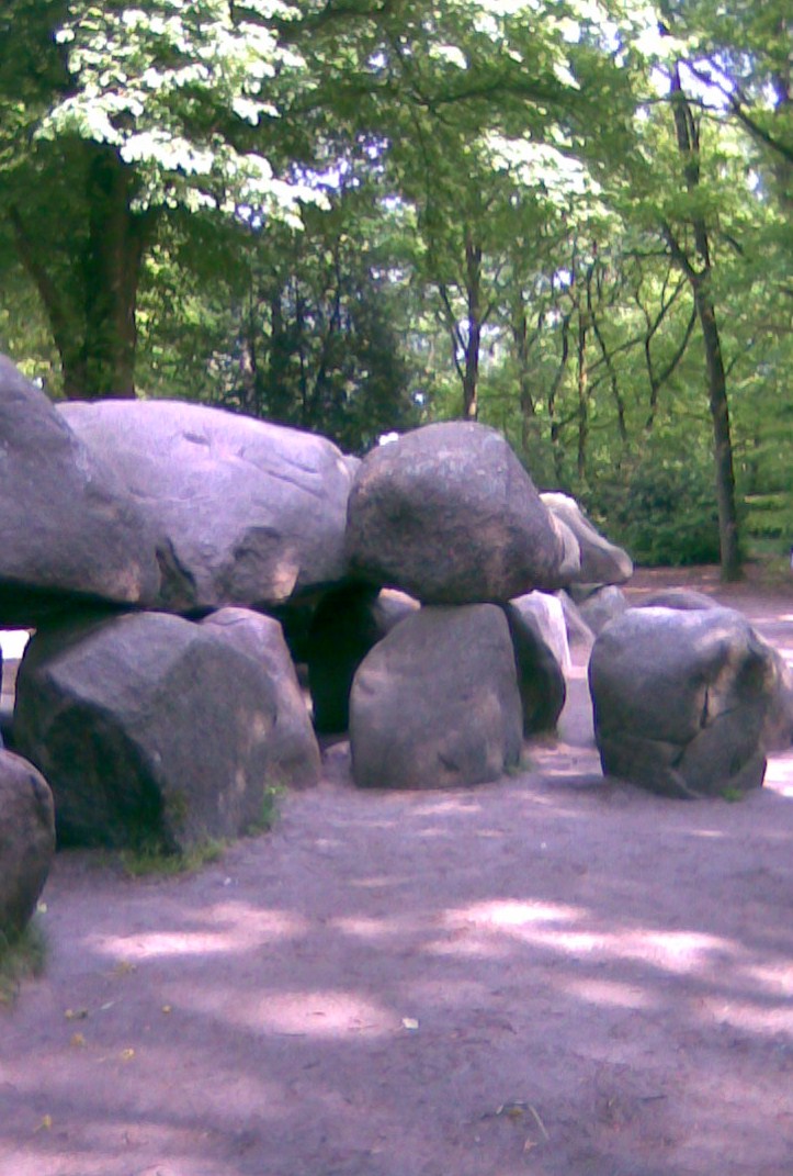 Annie van Gansewinkel: Hunebedden
