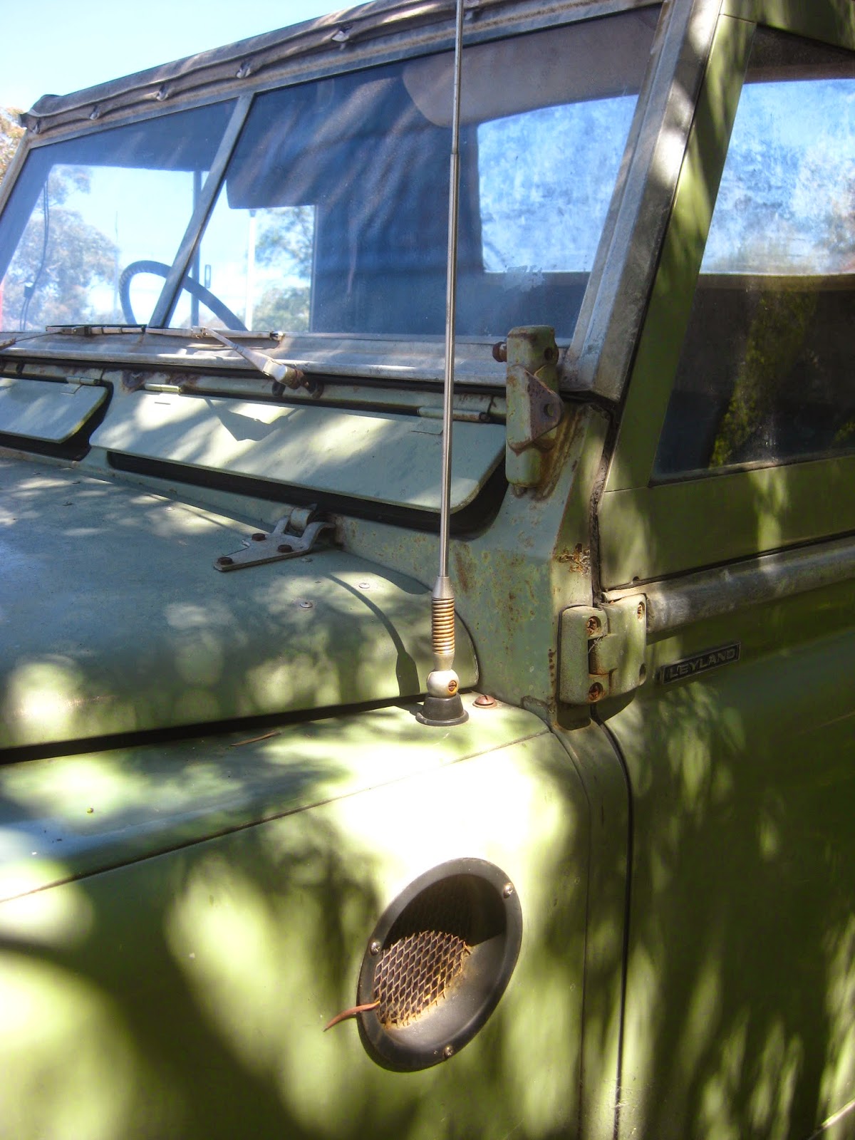 Aussie Old Parked Cars: 1975 Land Rover Series III SWB Ute