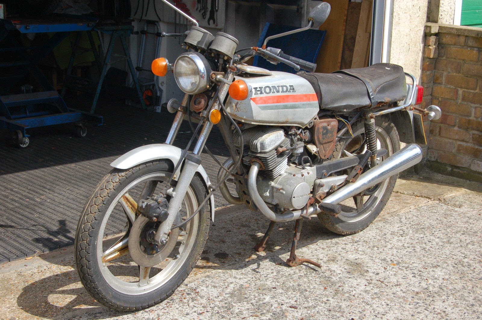 Motorcycle Restoration Projects UK: HONDA SILVER CB 125T 1979
