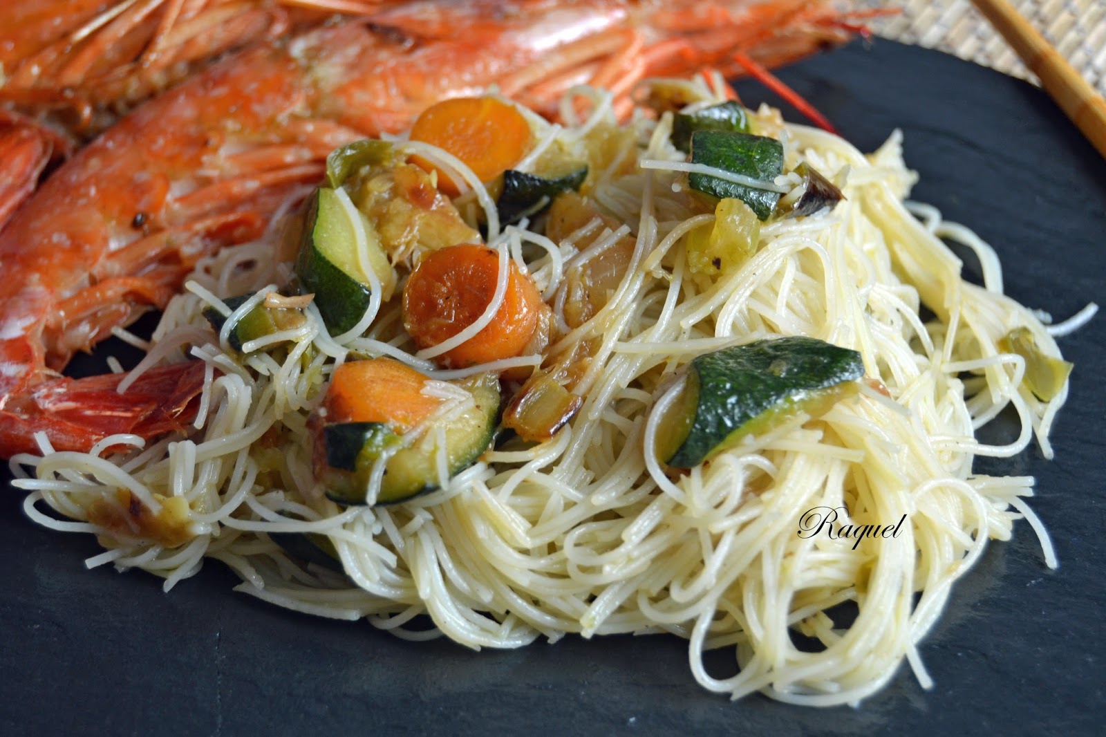 Mi Diversión en la cocina: Fideos chinos de arroz con verduras y gambones