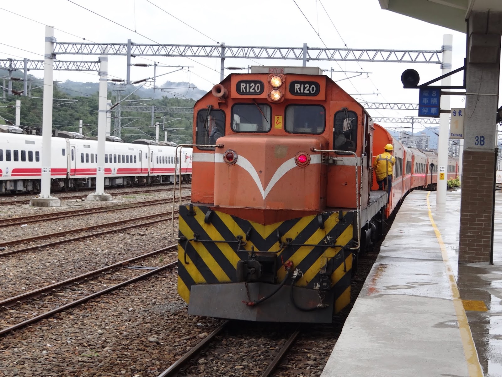 Blair's 鐵道攝影: R120柴電機車 / TRA R120 Diesel-electric Locomotive