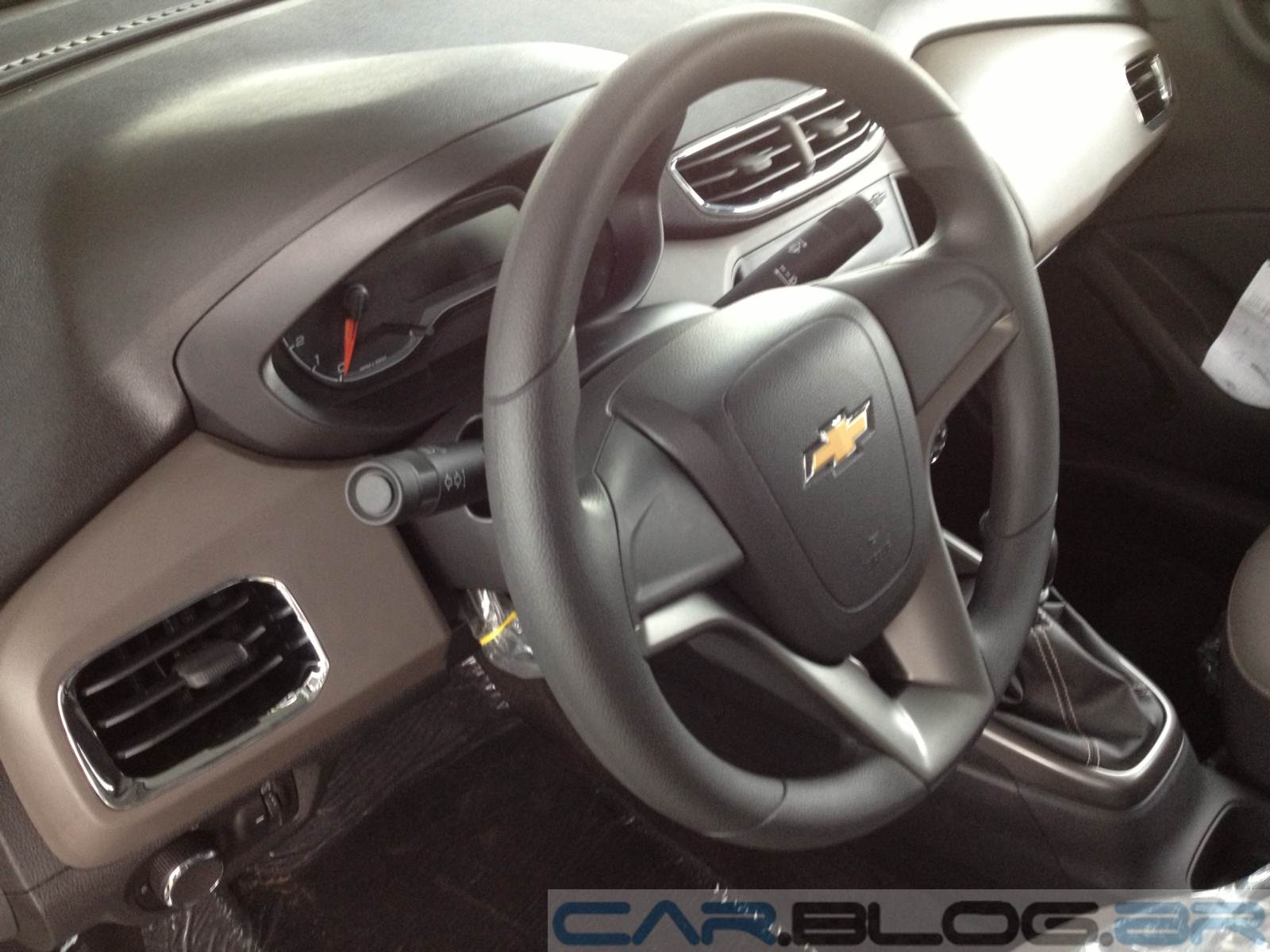 Novo Chevrolet Prisma LT 1.0: fotos, preços, itens de série e ficha técnica