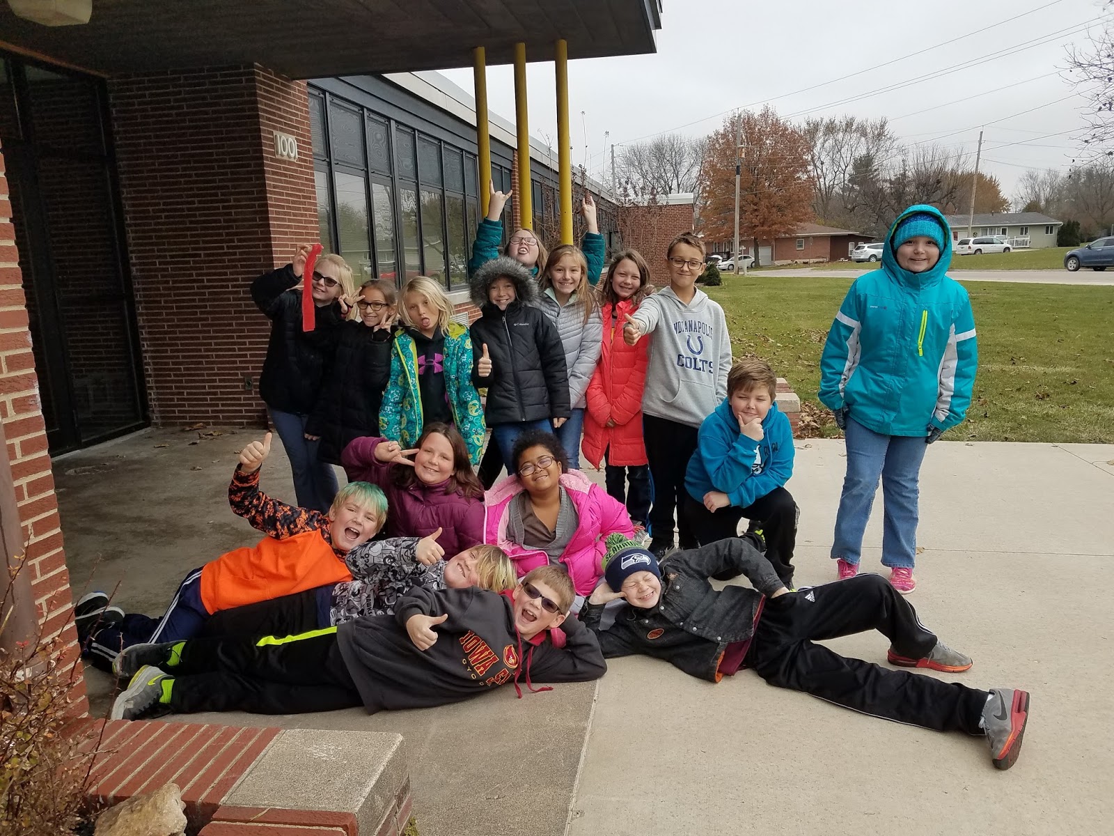 Mrs. Hoyer's Fourth Grade Blog: Class Pics!