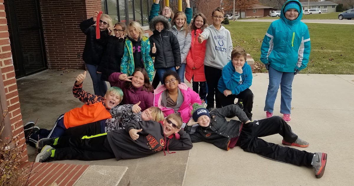 Mrs. Hoyer's Fourth Grade Blog: Class Pics!