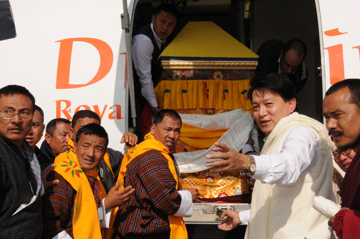 Kundun de Thinley Norbu Rinpoche chega em Paro