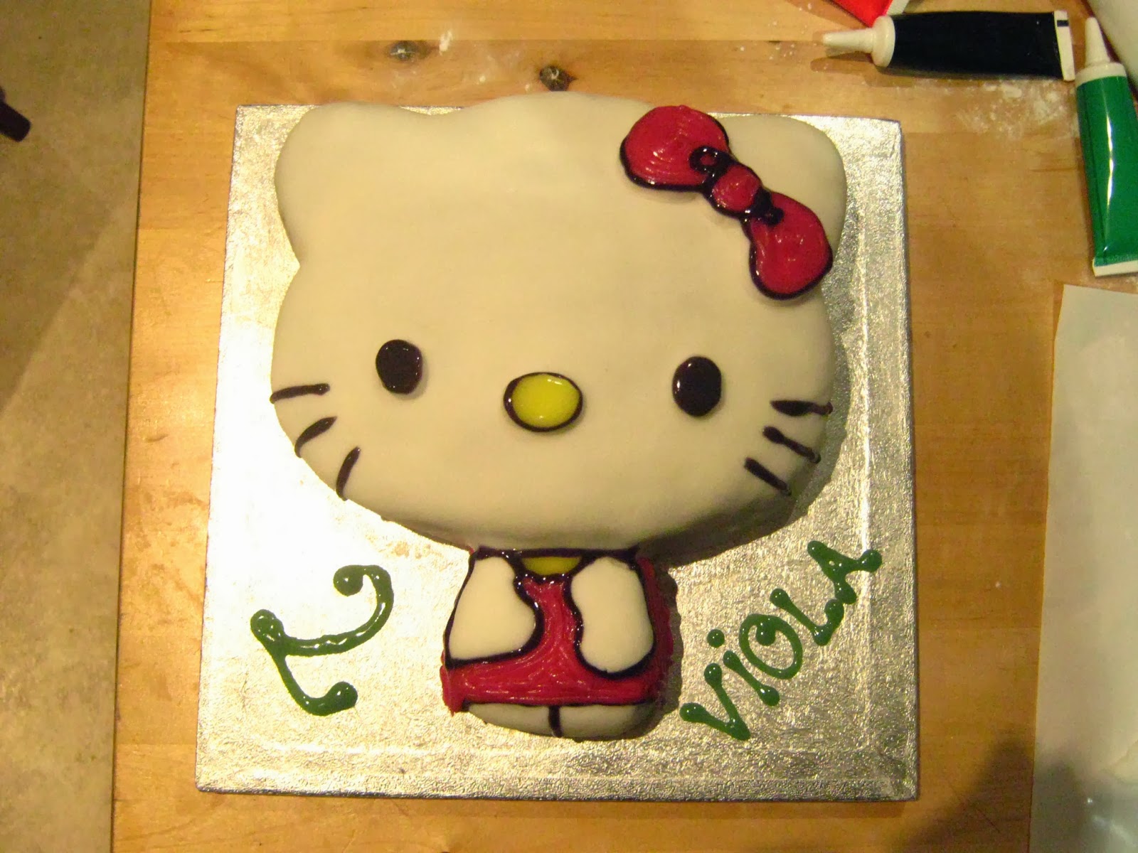 Virtage Gets Crafty: Easy decorated Hello Kitty cake tutorial