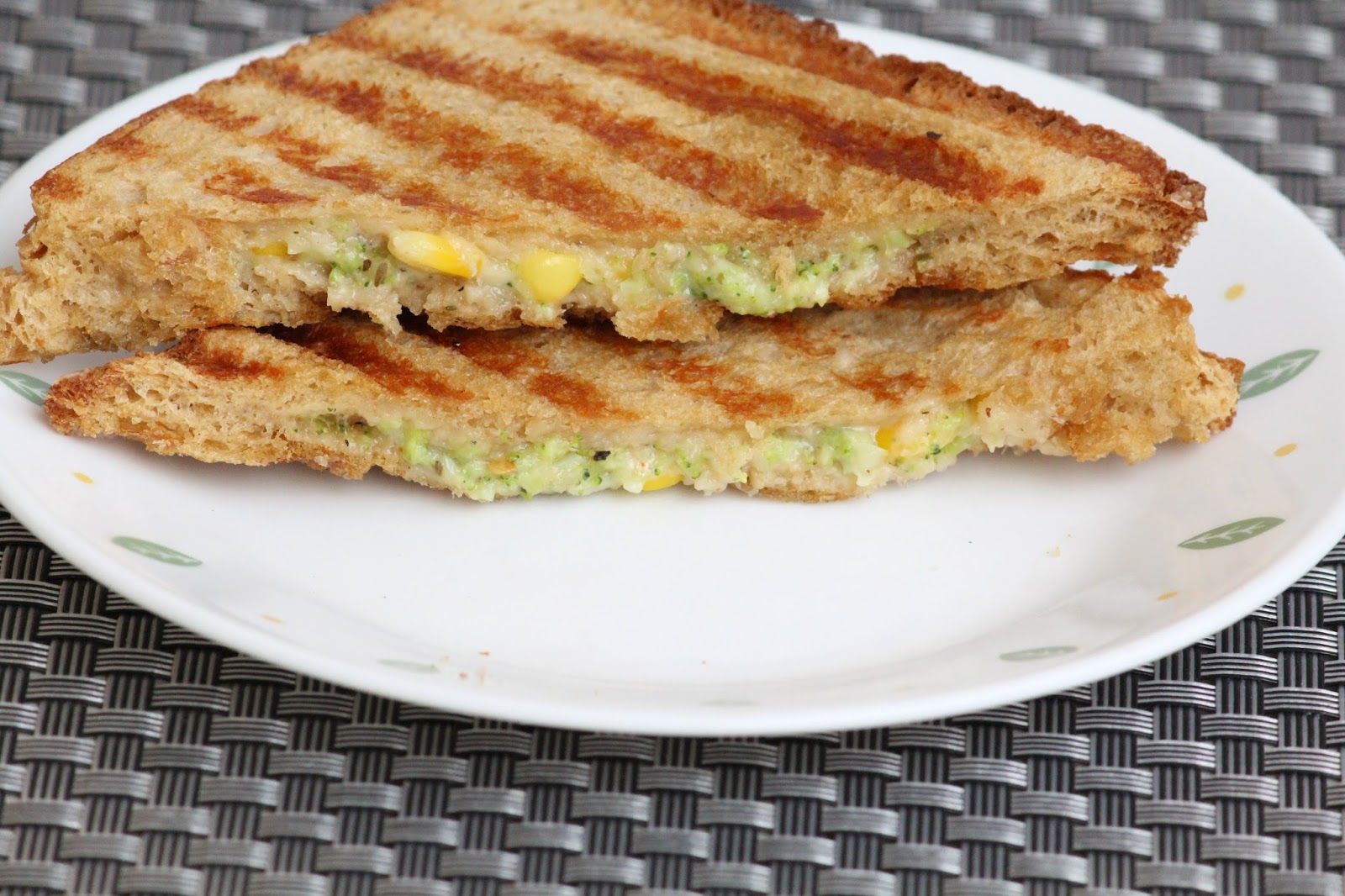 BROCCOLI SANDWICH / CORN-BROCCOLI SANDWICH - Fast Recip