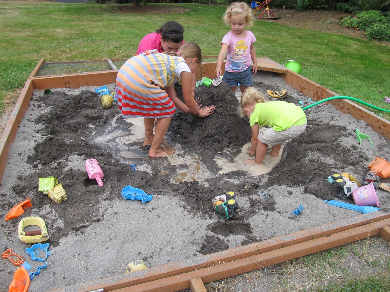 Grandma Grandma : Sandbox volcano
