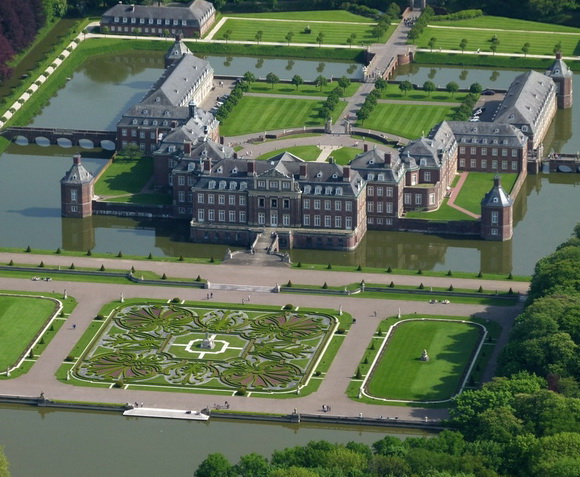 THE WORLD GEOGRAPHY: 12 Wonderful Water Castles