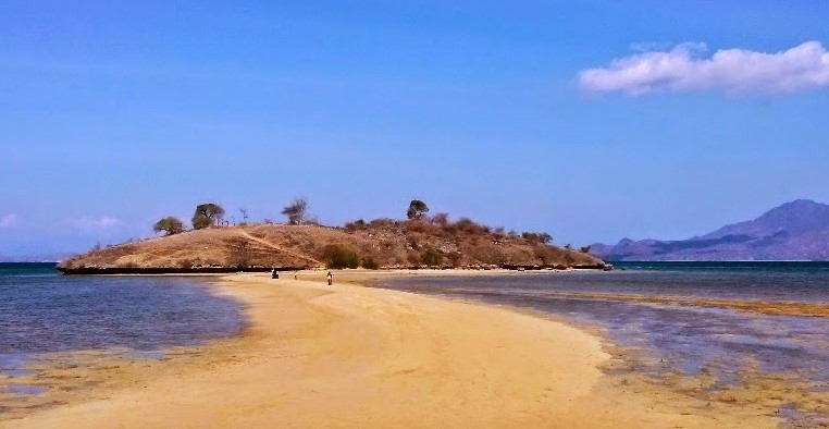Tempat Wisata Pantai lariti Bima Pantai Perawan dan Menakjubkan
