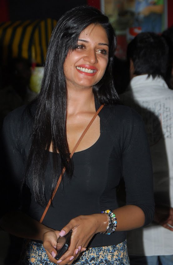 Photo Galleri: Vimala Raman New Hot Stills from Chattam Premier Show ...