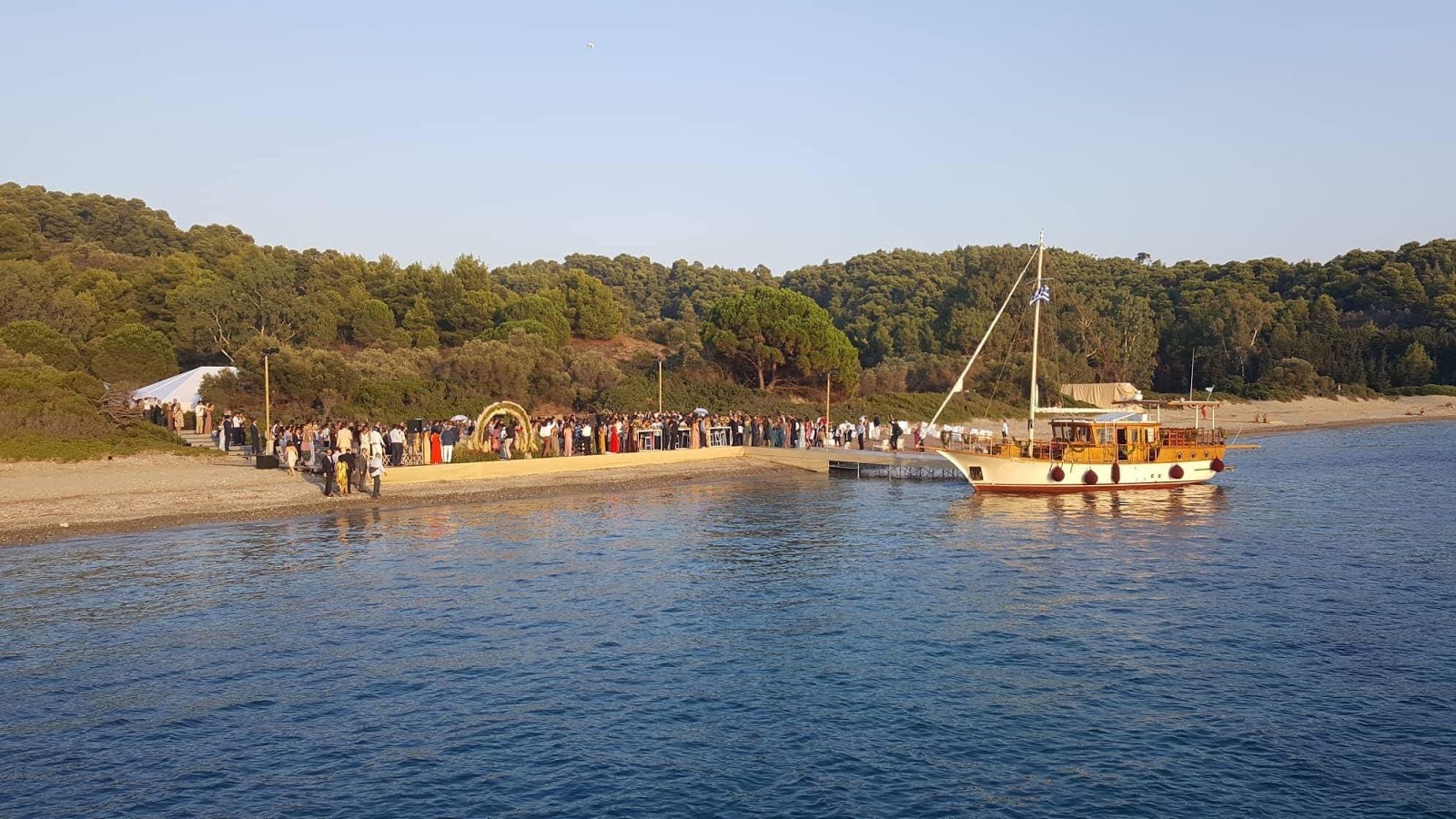 O ΓΑΜΟΣ ΤΗΣ ΧΡΟΝΙΑΣ ΕΓΙΝΕ ΧΘΕΣ ΣΤΟ ΝΗΣΙ ΜΑΣ. Η ΟΙΚΟΓΕΝΕΙΑ ΟΙΚΟΝΟΜΟΥ ΜΕ ...