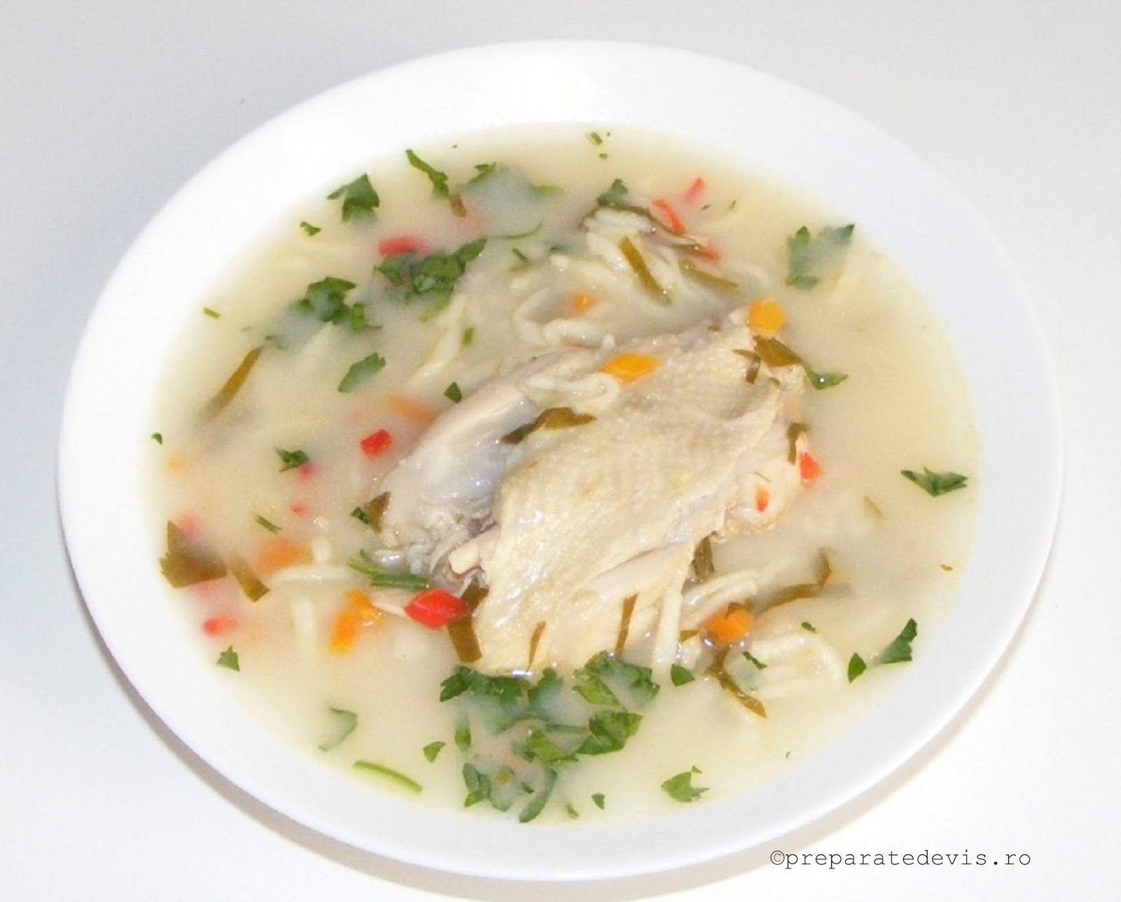 Ciorba de pui cu taitei de casa | Preparatedevis.ro