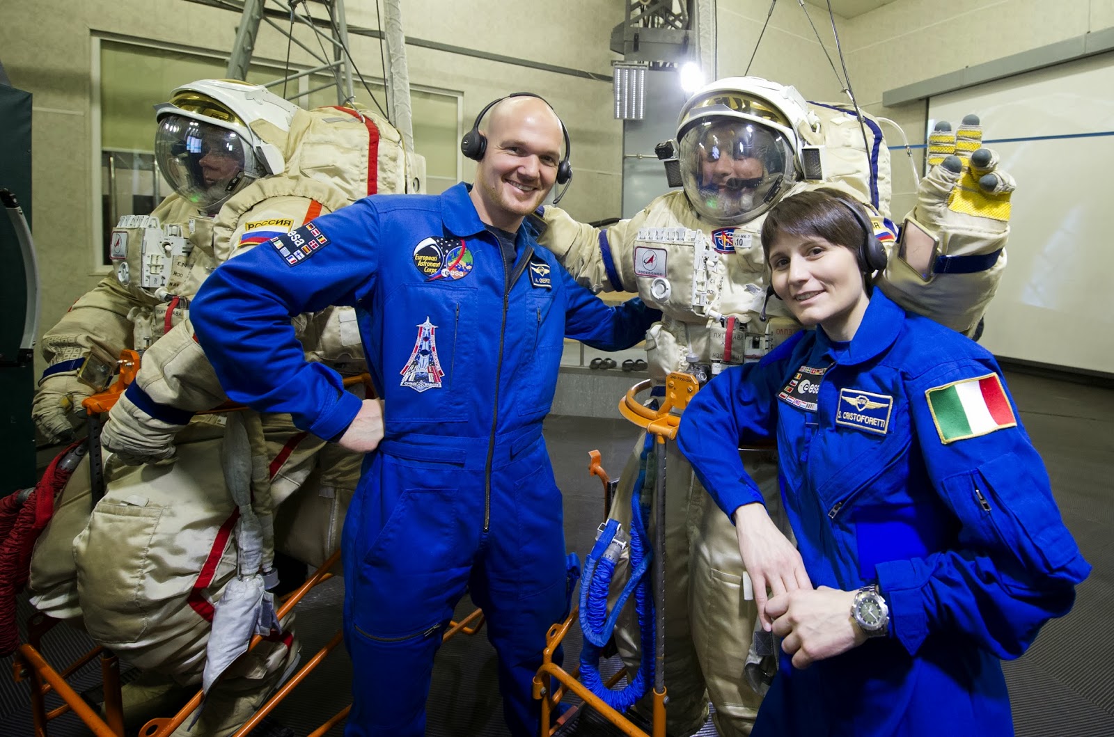 Suburban spaceman: ISS Expedition 41 Astronaut team pose for pictures