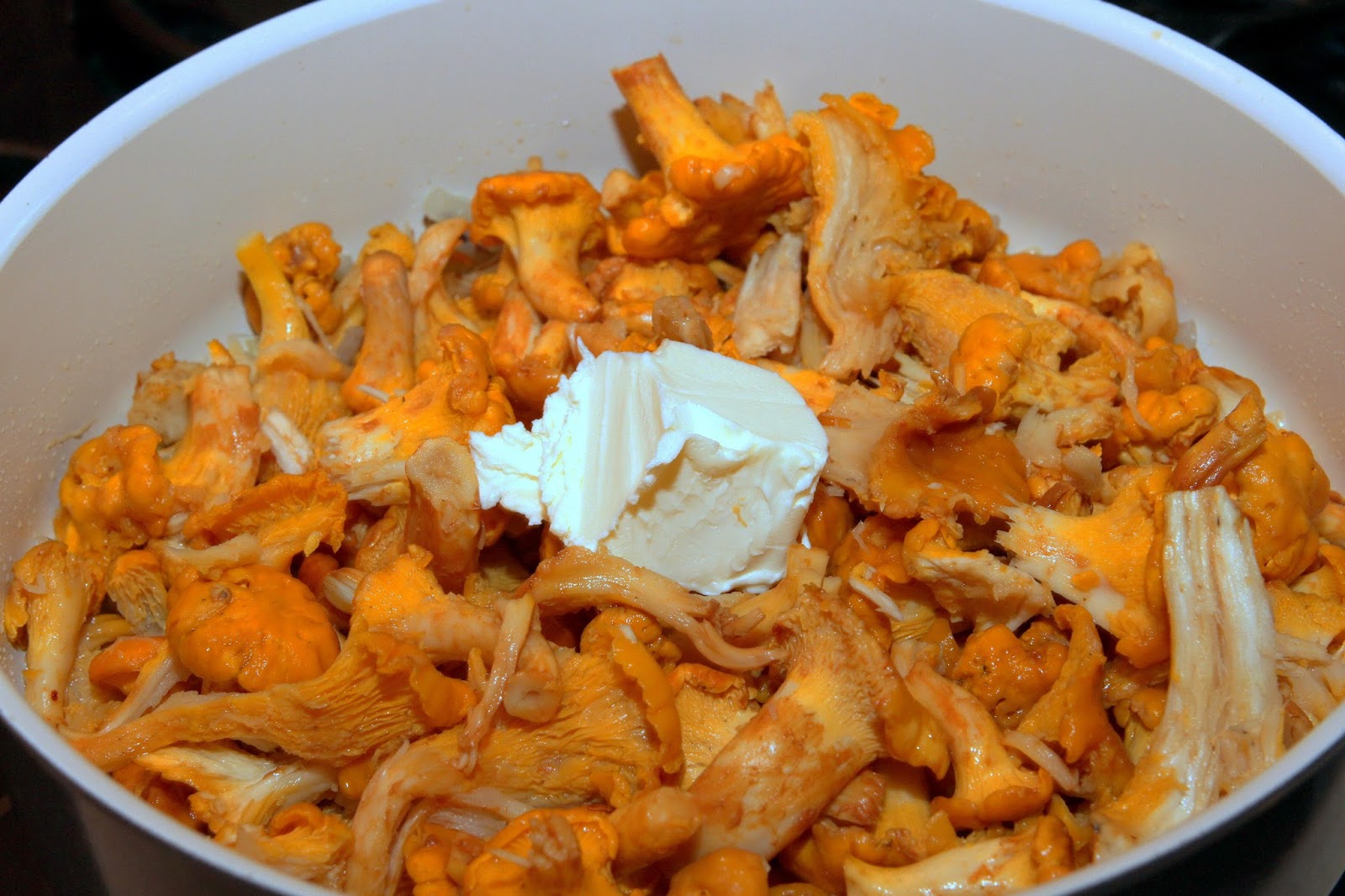 Aici, doar gustul conteaza.....: GALBIORI CU USTUROI IN SOS DE SMANTANA