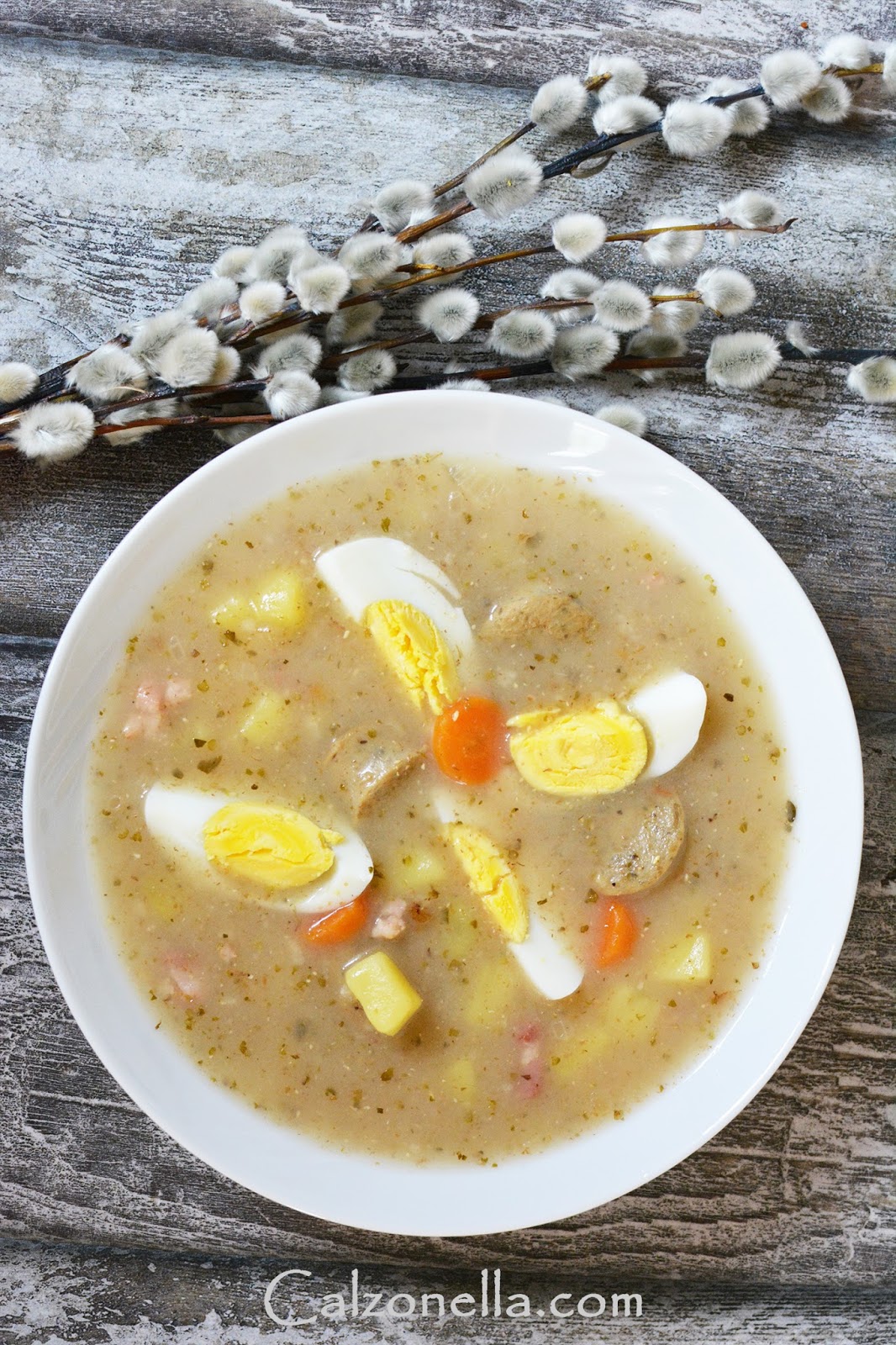 TRADYCYJNY ŻUREK Z BOCZKIEM WĘDZONYM, WIEJSKĄ KIEŁBASĄ I JAJKIEM ...