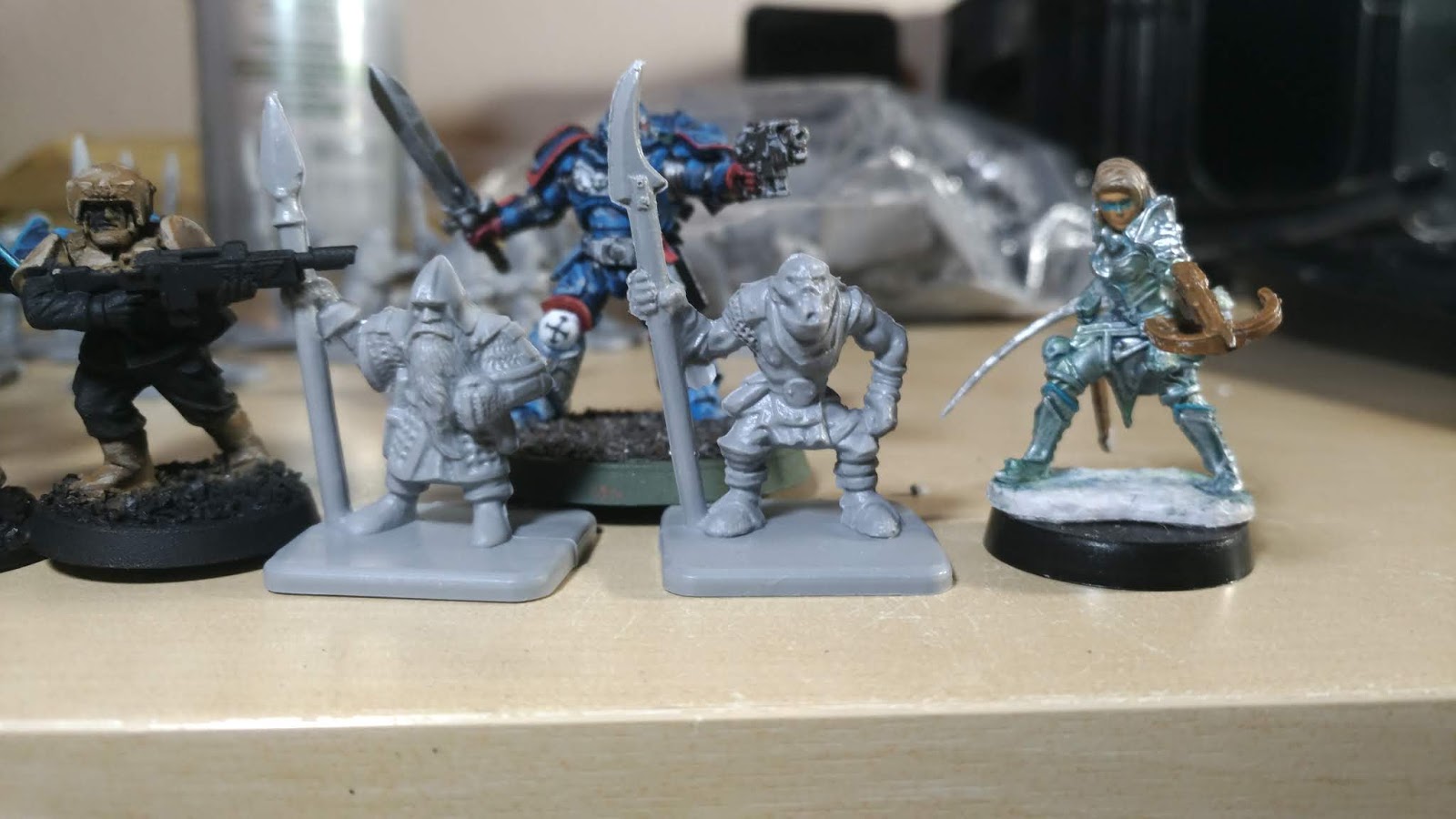 em4 Minatures Compared to WizKids D&D and Warhammer 40k Miniatures