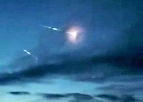 UFO NEWS | VIDEO: Fireballs Entering Atmosphere Over Russia