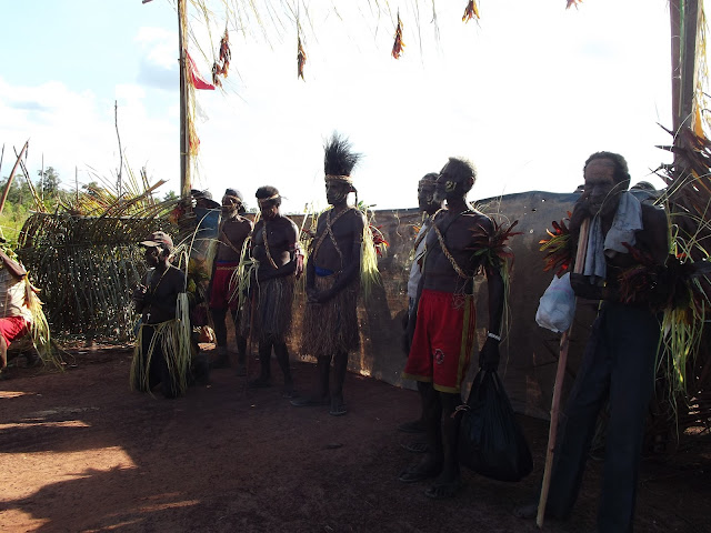Komunikasi Antarbudaya: SUKU ASLI TANAH PAPUA : MARIND