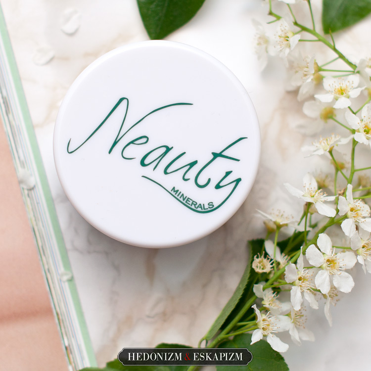 Neauty Minerals: podkład kryjący - "Hedonizm i eskapizm"