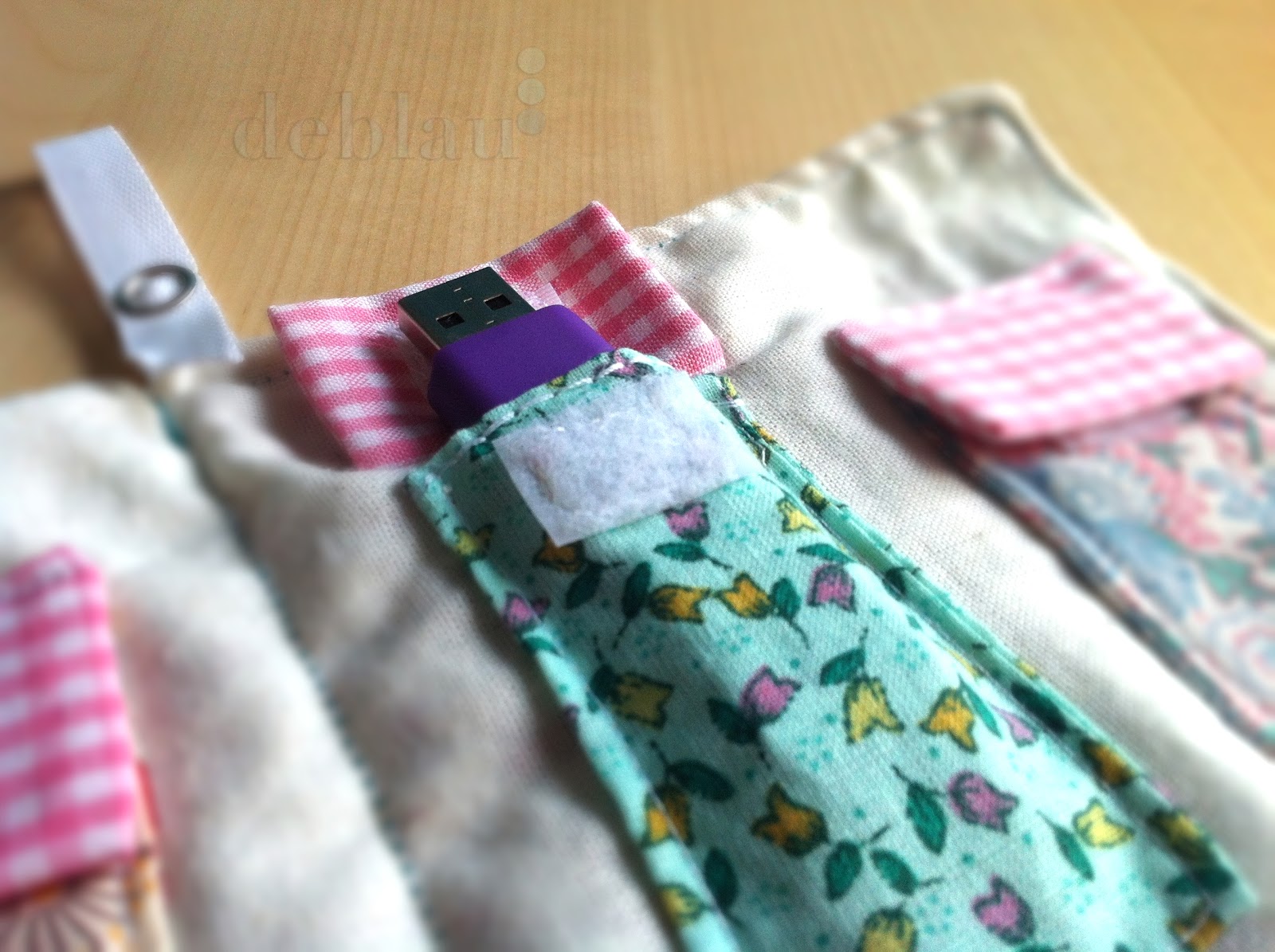 Deblau: Porta memorias USB y tarjetas SD