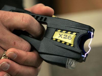 TASER E O PERIGO DA ARMA DE CHOQUE - O Popular