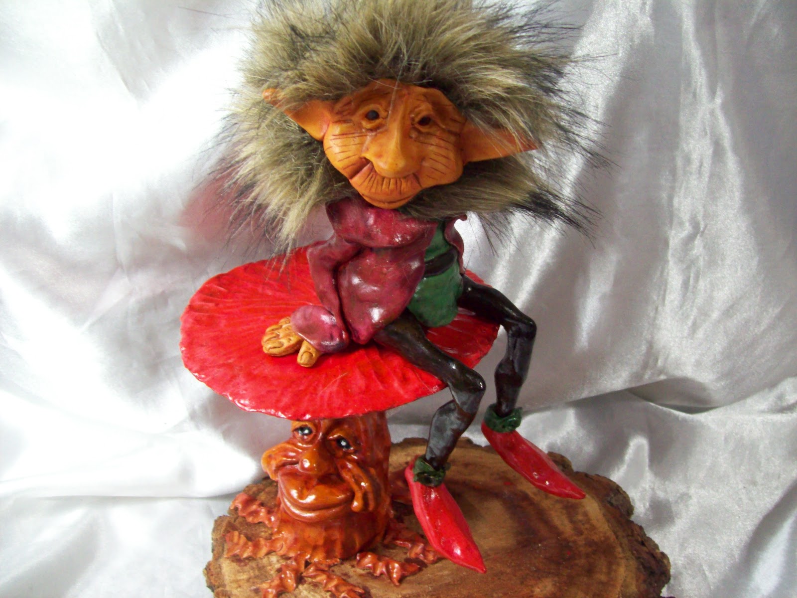 Mi Mundo Duendes: DUENDE SENTADO SOBRE HONGO