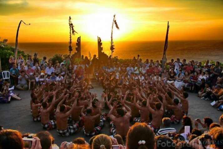 Tari kecak.