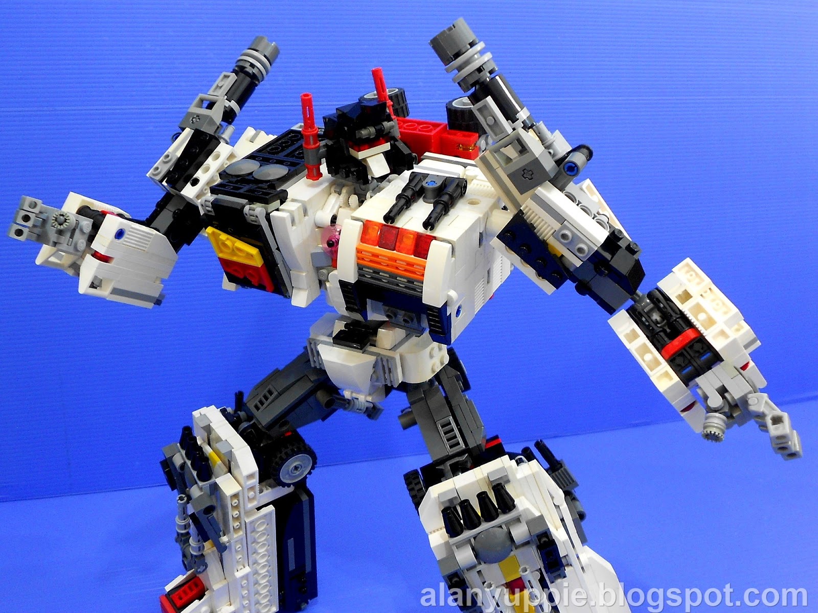 Alanyuppie's LEGO Transformers: LEGO Metroplex: Part 2 of 3: Robot Mode