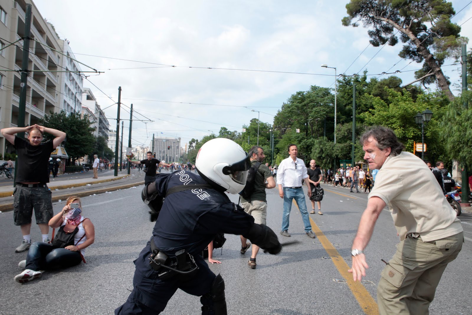 ΩΜΗ ΑΣΤΥΝΟΜΙΚΗ ΒΙΑ ΣΕ ΒΑΡΟΣ ΕΙΡΗΝΙΚΩΝ ΔΙΑΔΗΛΩΤΩΝ ΧΘΕΣ ΣΤΟ ΣΥΝΤΑΓΜΑ ...