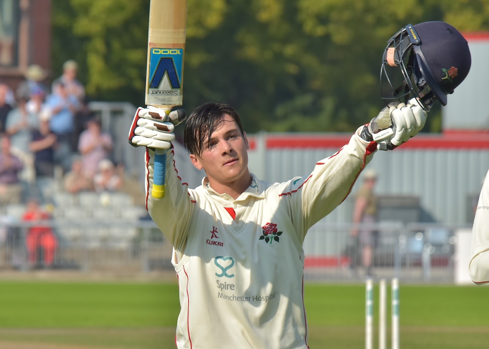 Luke Adams' Cricket Blog: Jones maiden hundred upsets leaders Middlesex