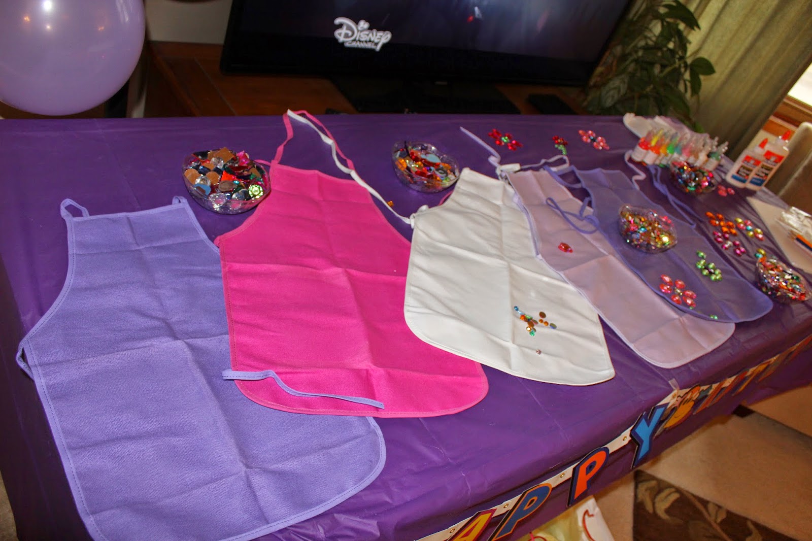 Gust Gab: Hailey's Birthday Party - Decorating Aprons!