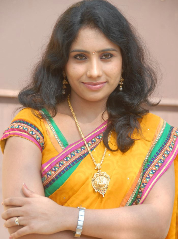 Latha Stills At Yellow Saree Photos Gallery - Hot PHOTOSHOOT Bollywood ...