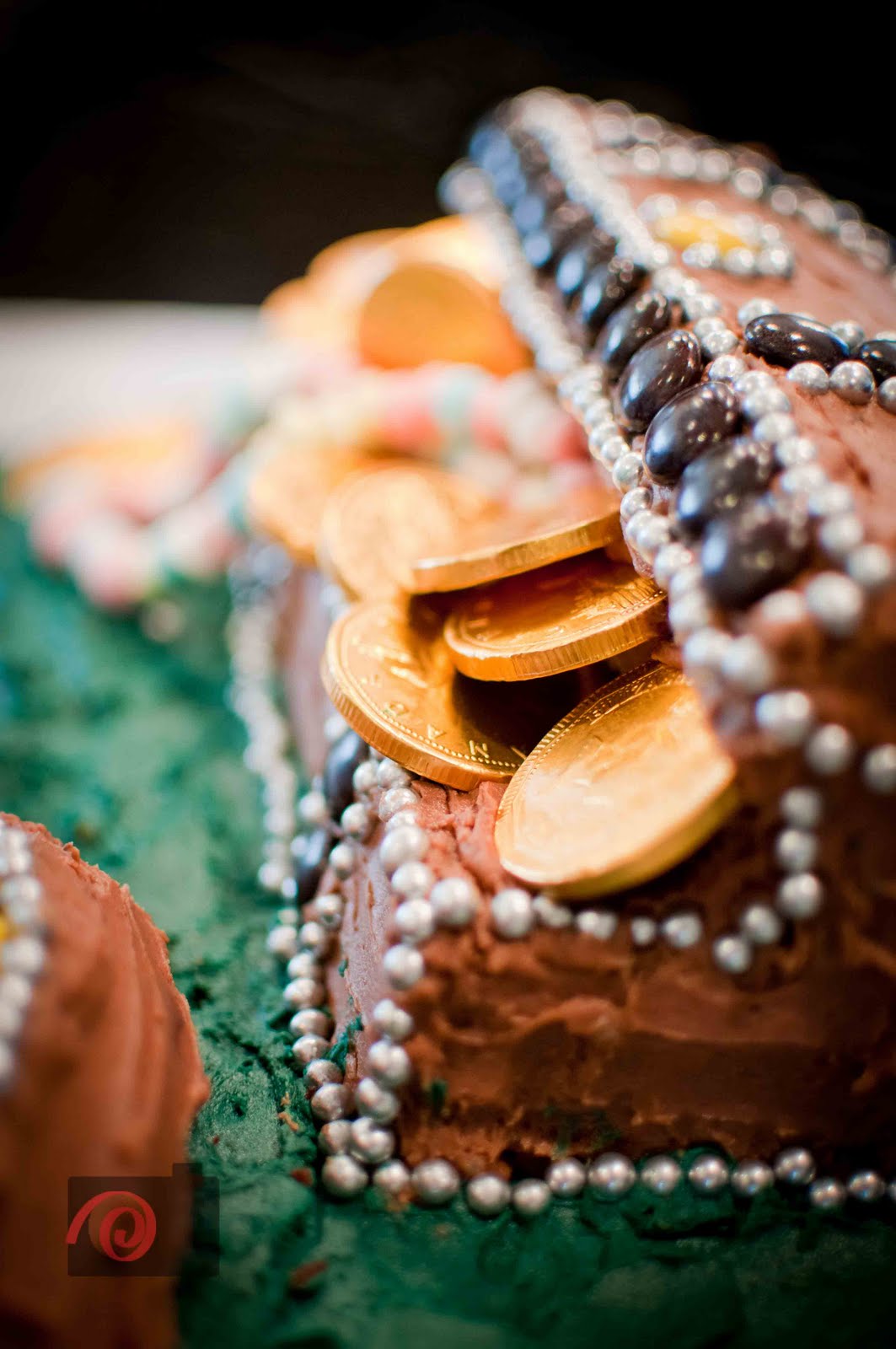 Homemakin' Girl: [cakes: Treasure Chest Birthday Cake.]