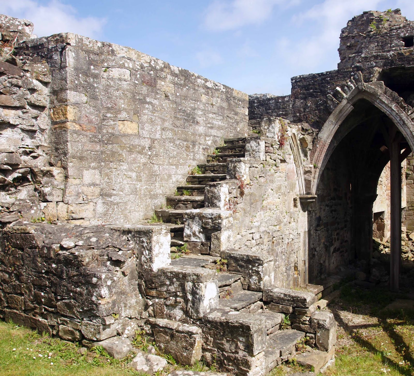 Tour Scotland: Tour Scotland Photographs Balmerino Abbey North Fife