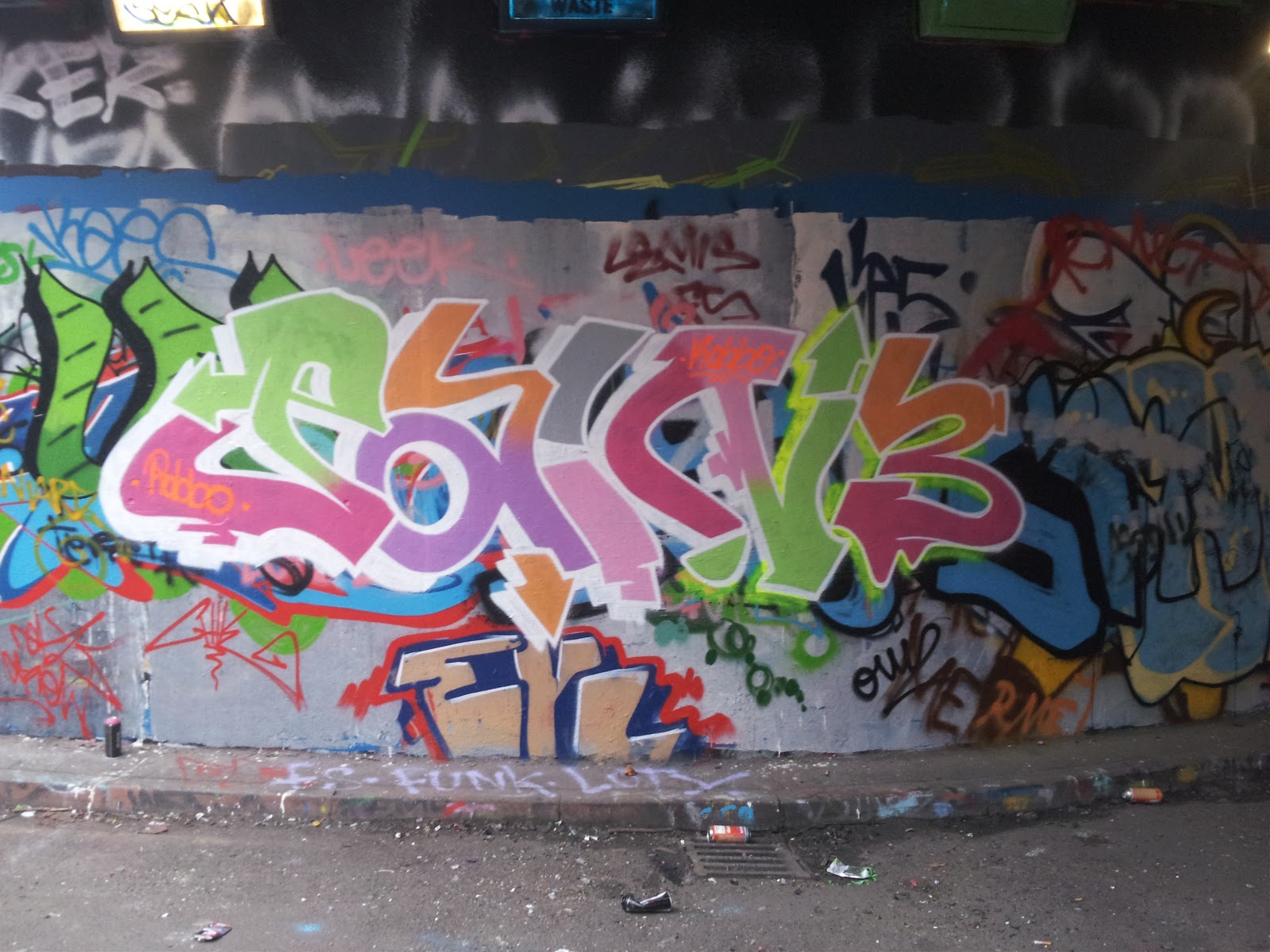 Cuatrocientos veinte: Old school graffiti London to Robbo