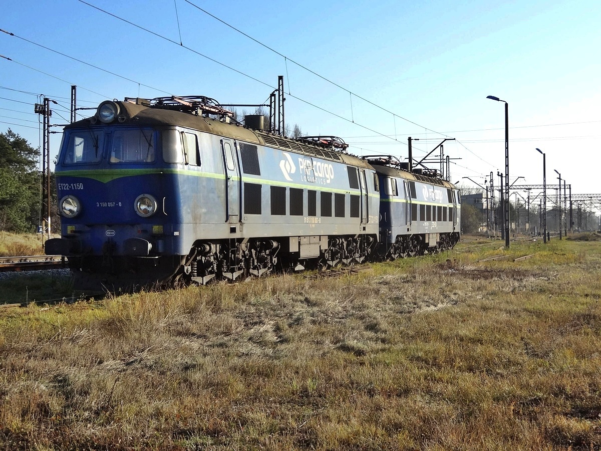 ET22-1150 i ET22-834 na grupie postojowej stacji Sitkówka Nowiny ...
