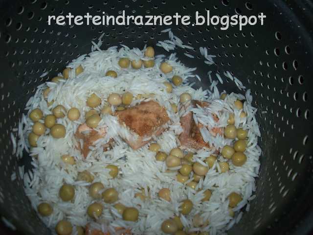 Orez cu somon în sos curry