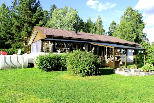 Hotel de Teddy: Terden laajennus ja tiilitalon facelift valkoiseksi
