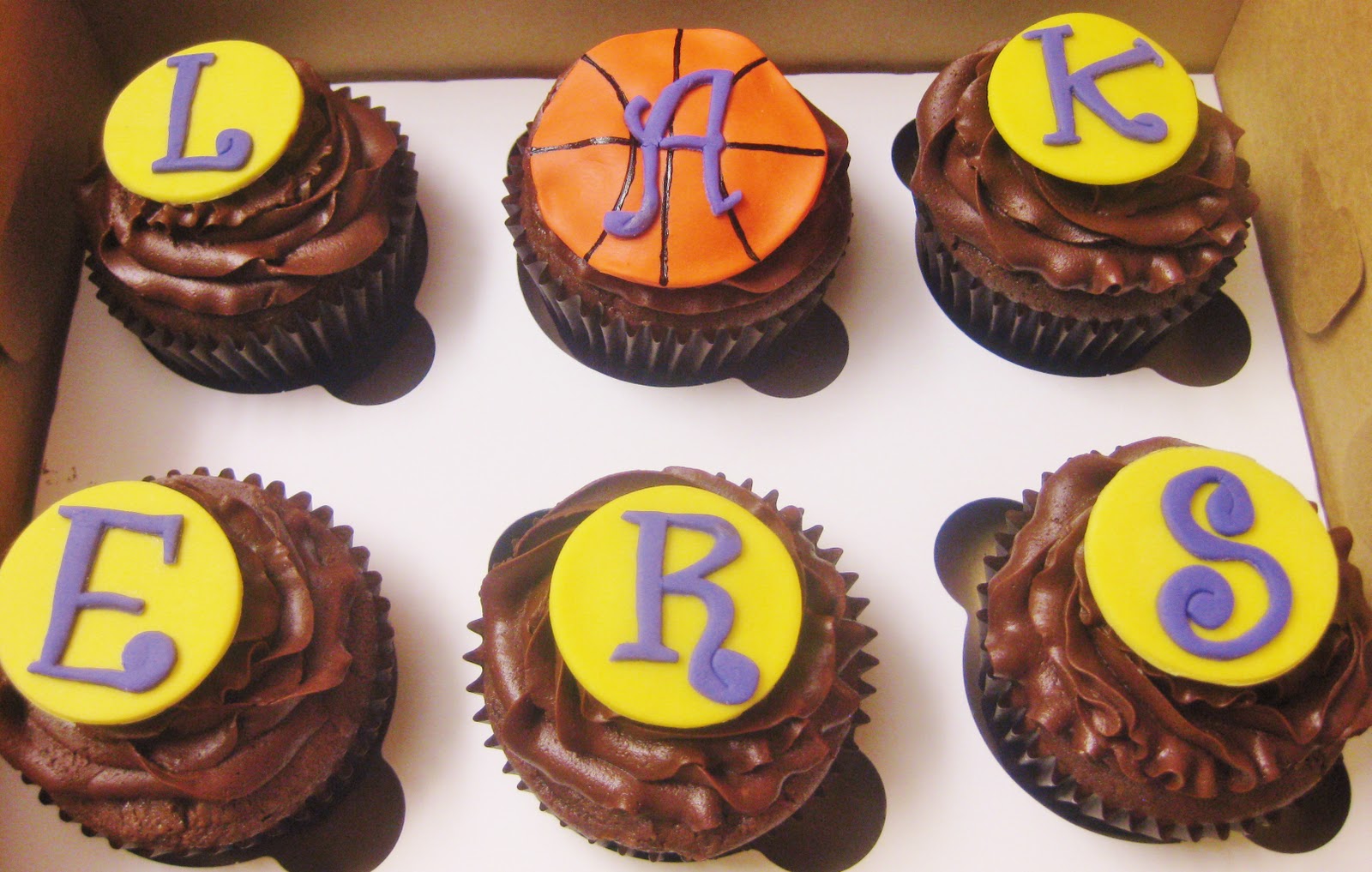The Cupcake Corner: Lakers & Knicks cupcakes