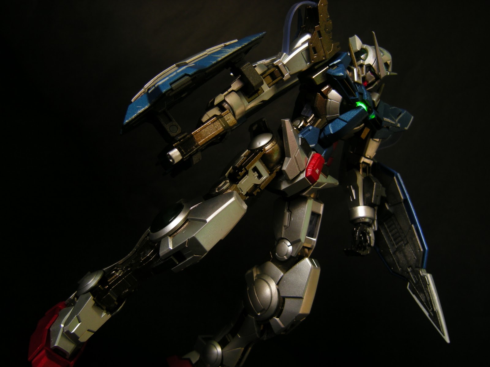 00Gundam Customs ガンダム00の習慣: MG Gundam Exia Carbon Graphite Gold Frame