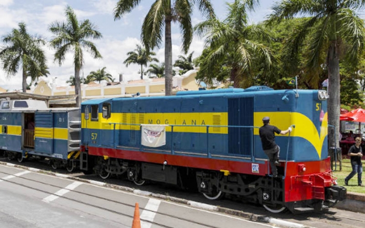 Com ajuda de fãs, locomotiva a diesel volta aos trilhos no interior ...